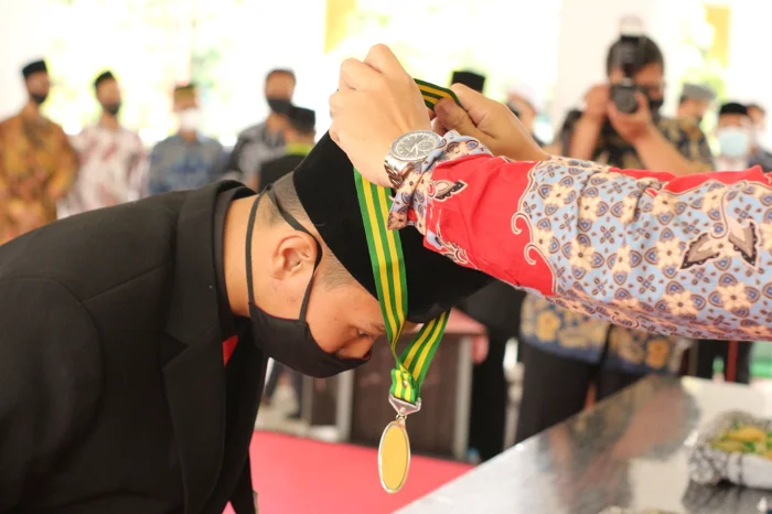 Seskab Teddy Raih Penghargaan Penulis Taskap Terbaik Seskoad 2026 ...