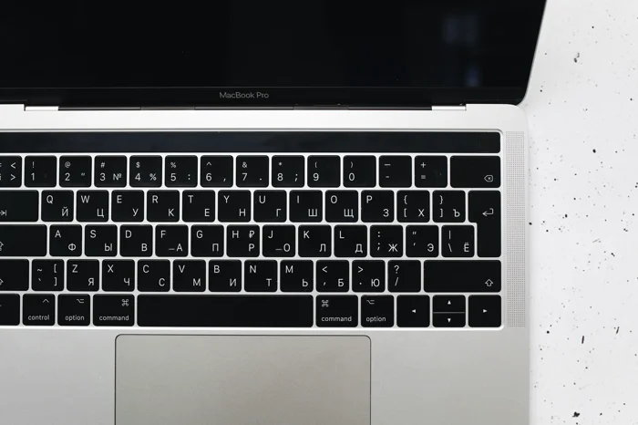 Viral Tombol MacBook Pro Meleleh Usai Pasang Skin, Ini Penyebab ...
